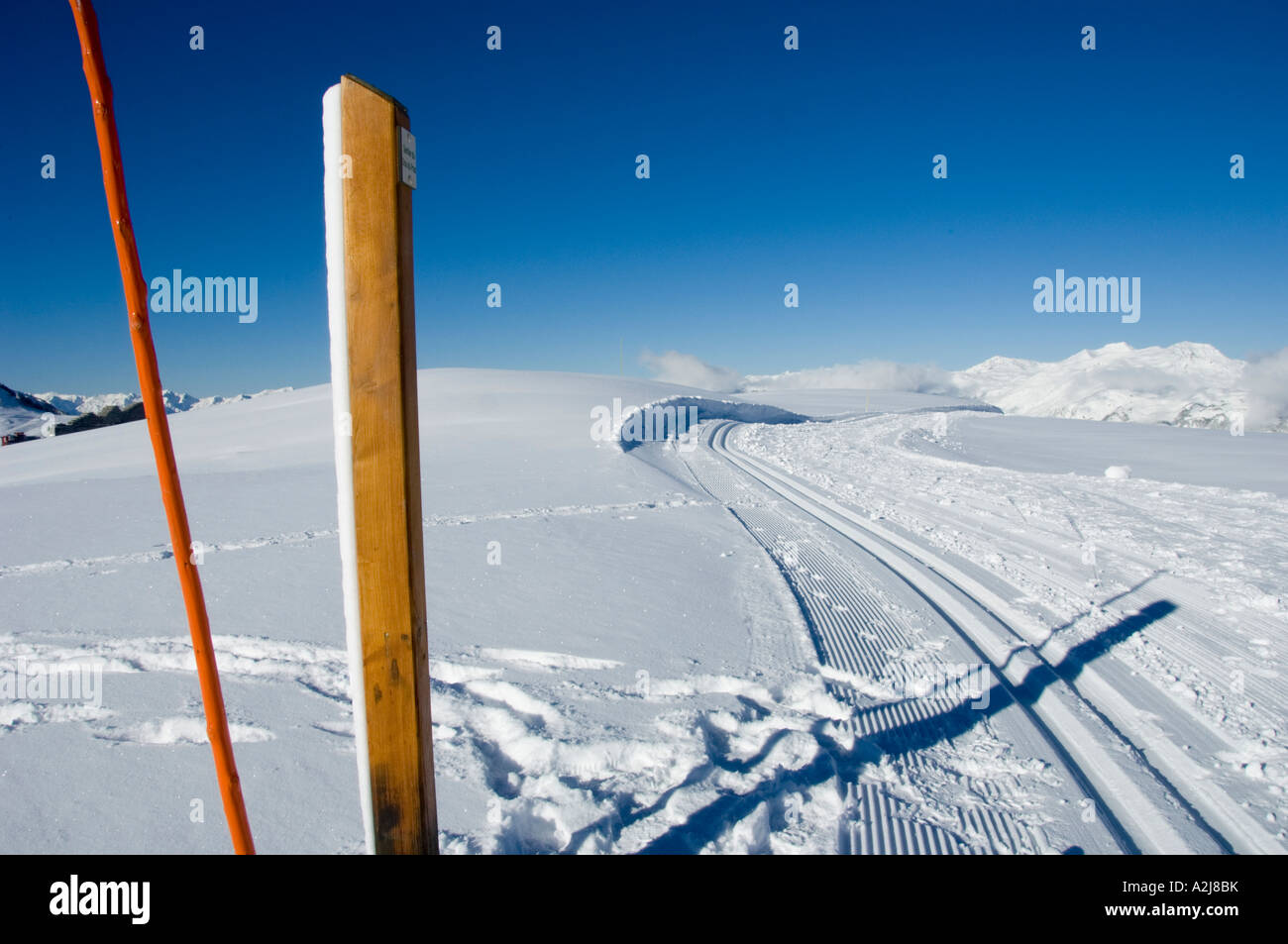 Piste marker set in snowfield with cross country ski track Stock Photo ...