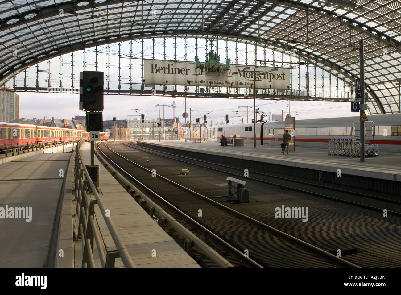 Platforms at Berlin Hauptbahnhof station Stock Photo - Alamy