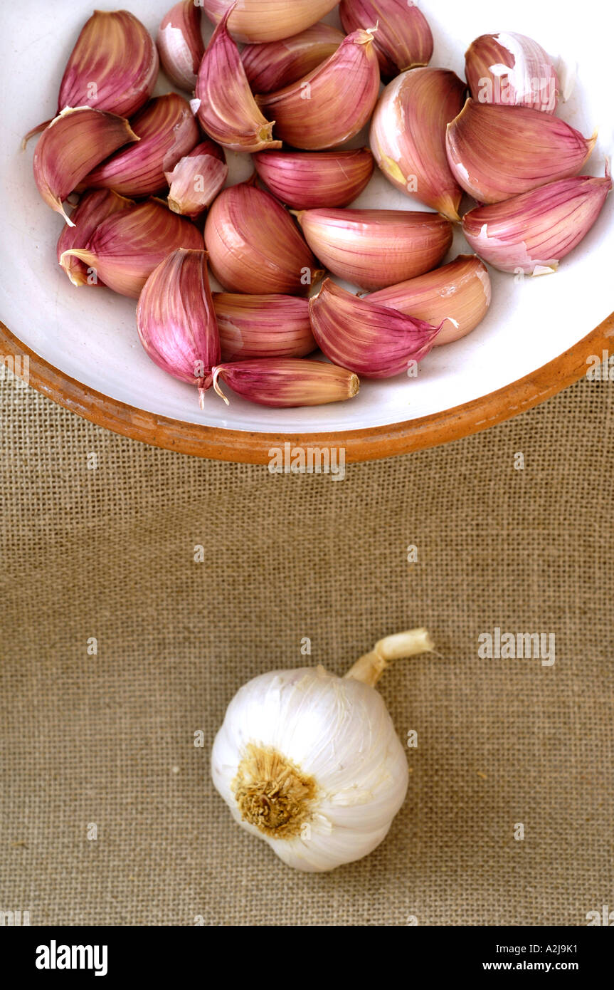 Raw garlic cloves whole hi-res stock photography and images - Alamy