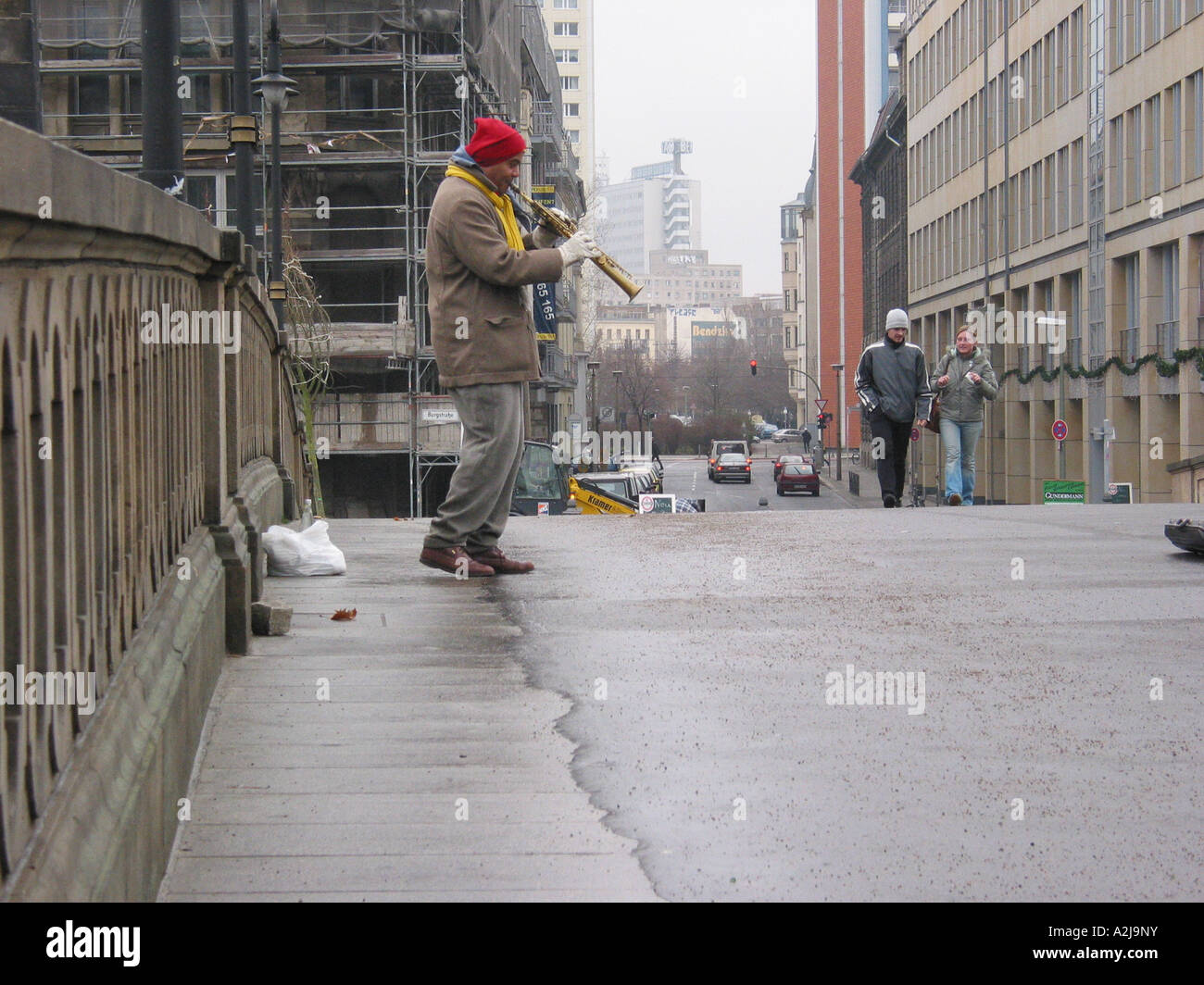 Busker in the rain hi-res stock photography and images - Alamy