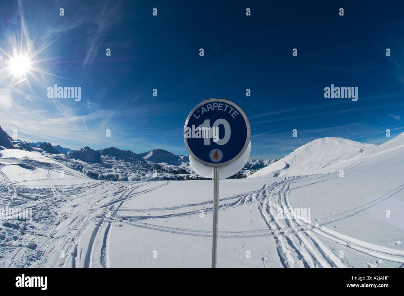 Blue ski run piste sign against a deep blue sky Stock Photo - Alamy