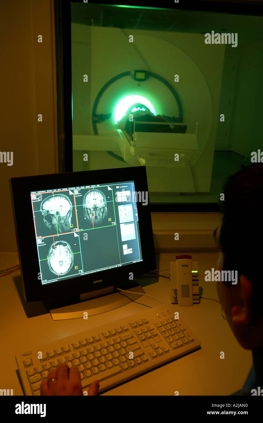 Nhs mri scanner hi-res stock photography and images - Alamy