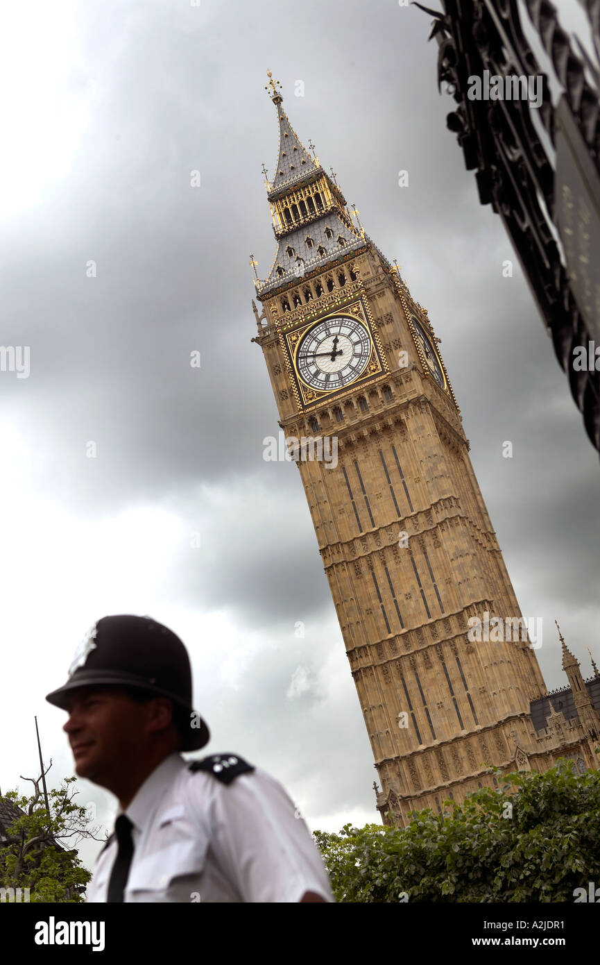 Policeman stands guard outside hi-res stock photography and images - Alamy