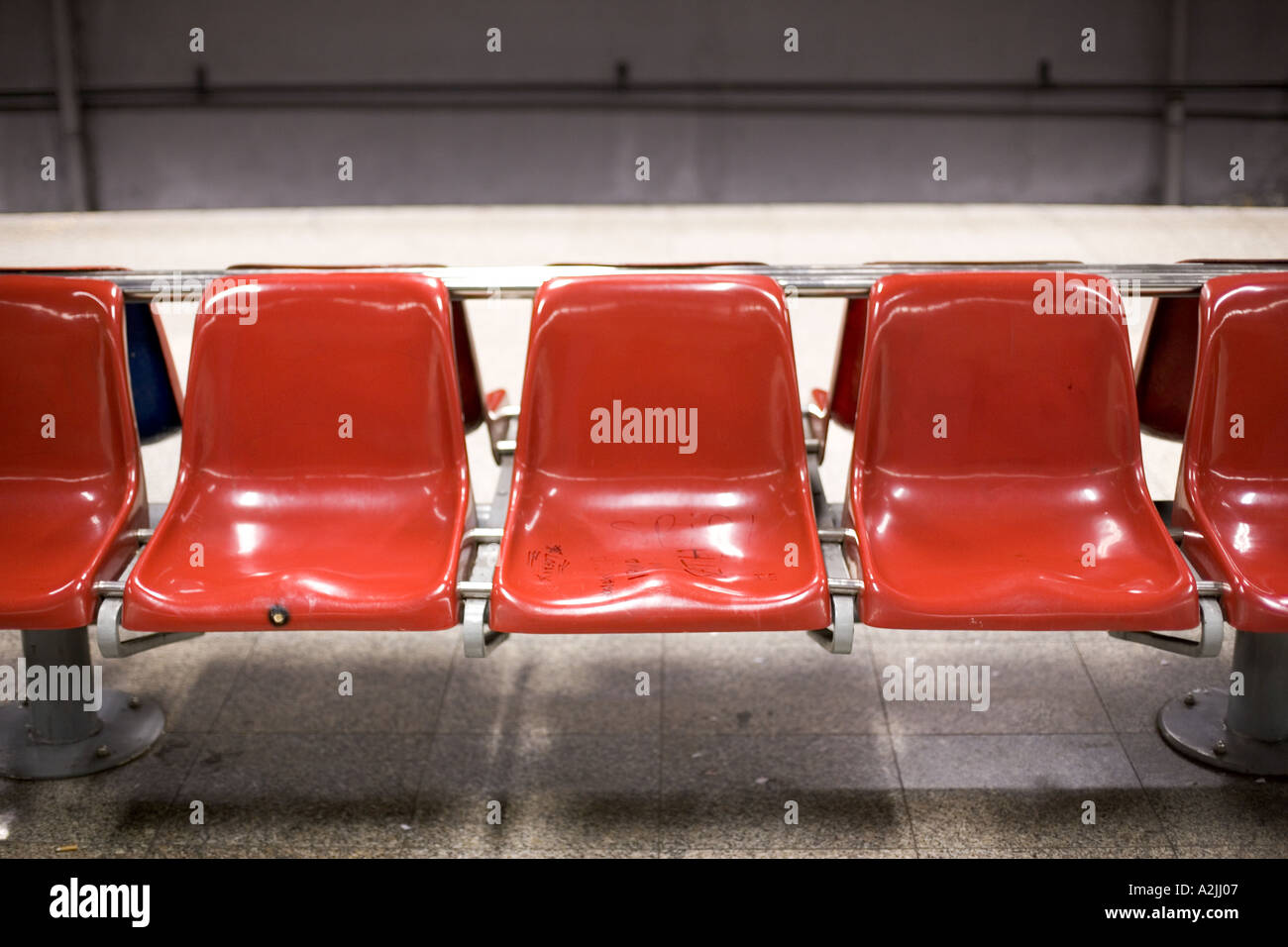 red subway seats Stock Photo - Alamy