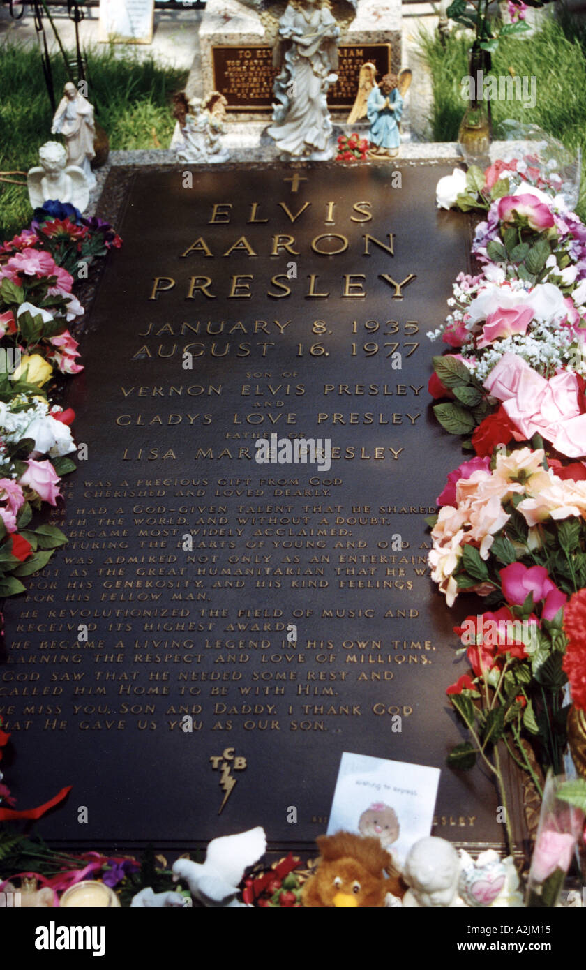 ELVIS PRESLEY His grave at Gracelands Stock Photo - Alamy