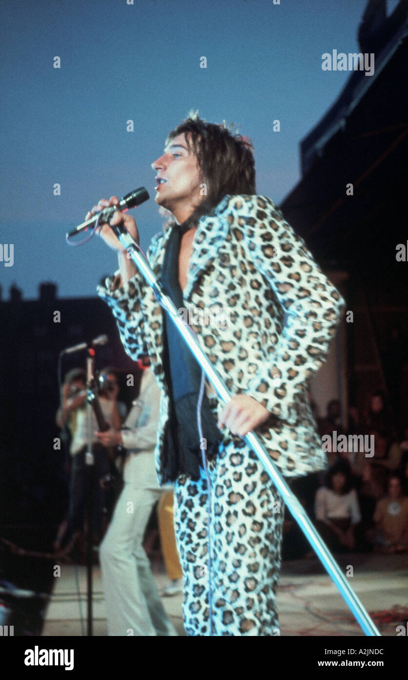 ROD STEWART on stage about 1975 Stock Photo - Alamy