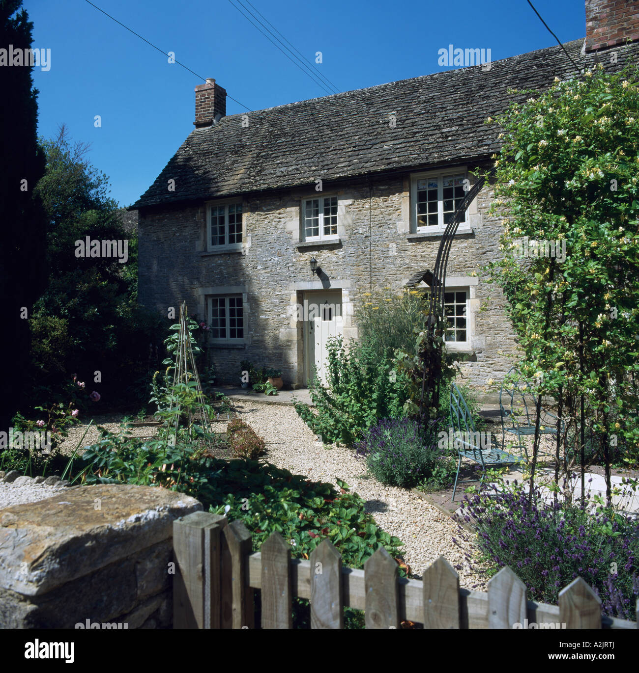 Gravel path to traditional country stone cottage Stock Photo - Alamy