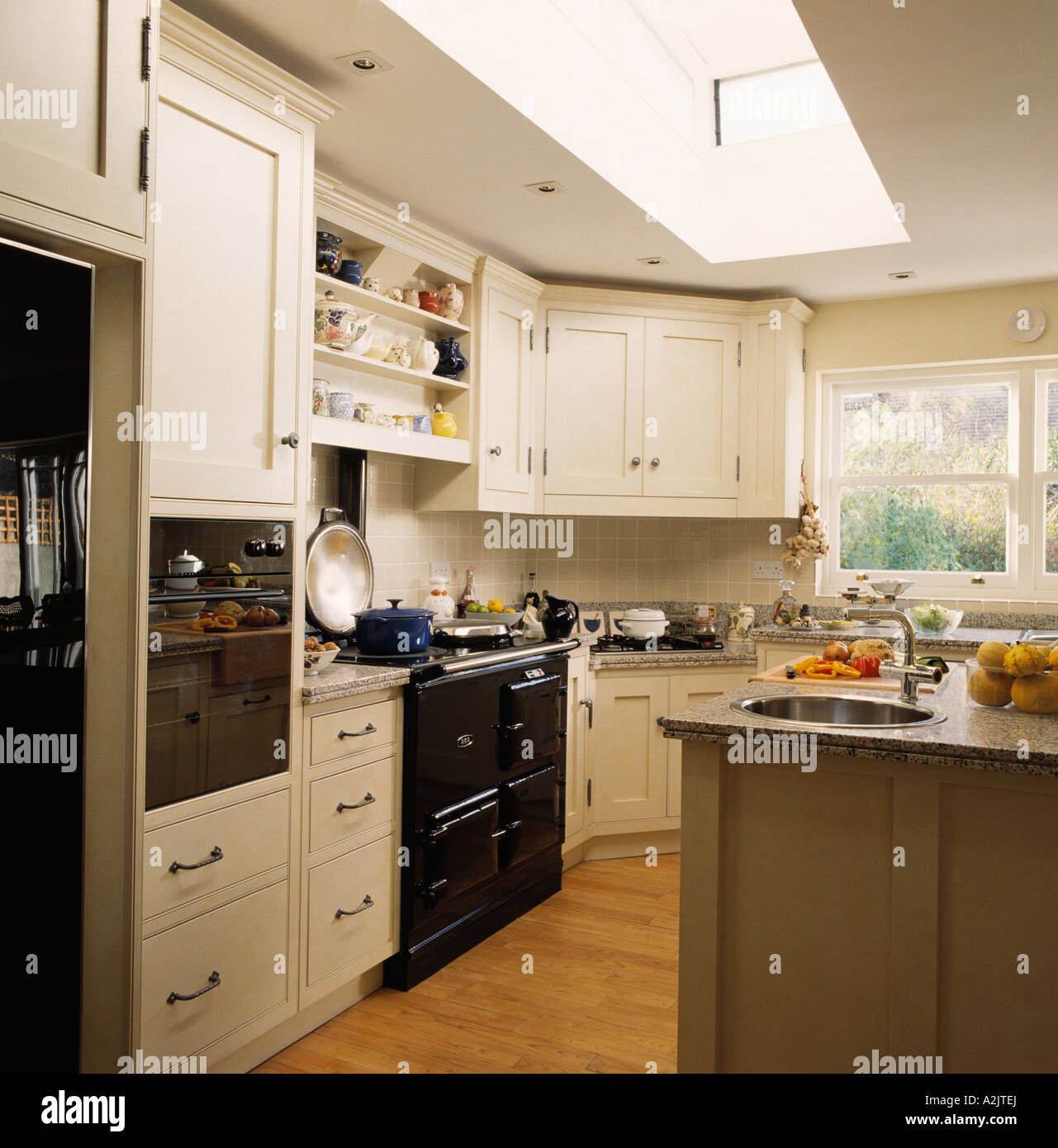 Interiors kitchen aga traditional hi-res stock photography and images ...