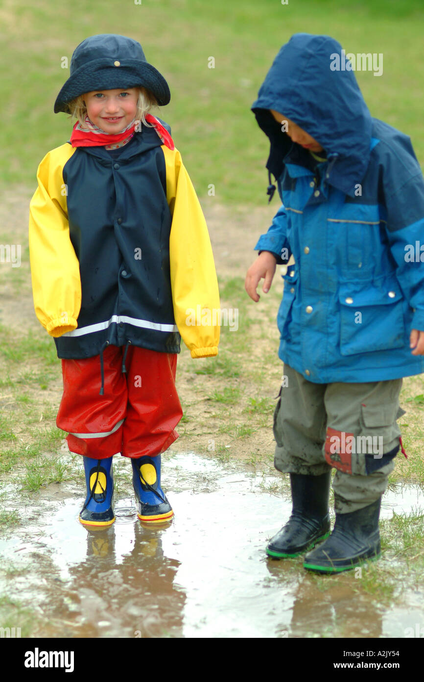 children play in sludge Stock Photo - Alamy