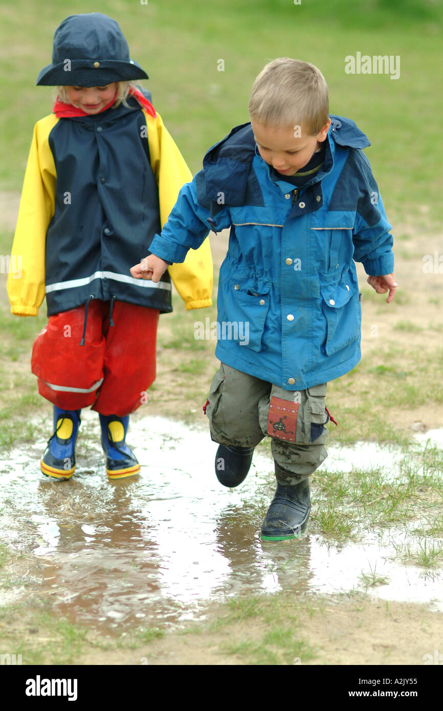 children play in sludge Stock Photo - Alamy