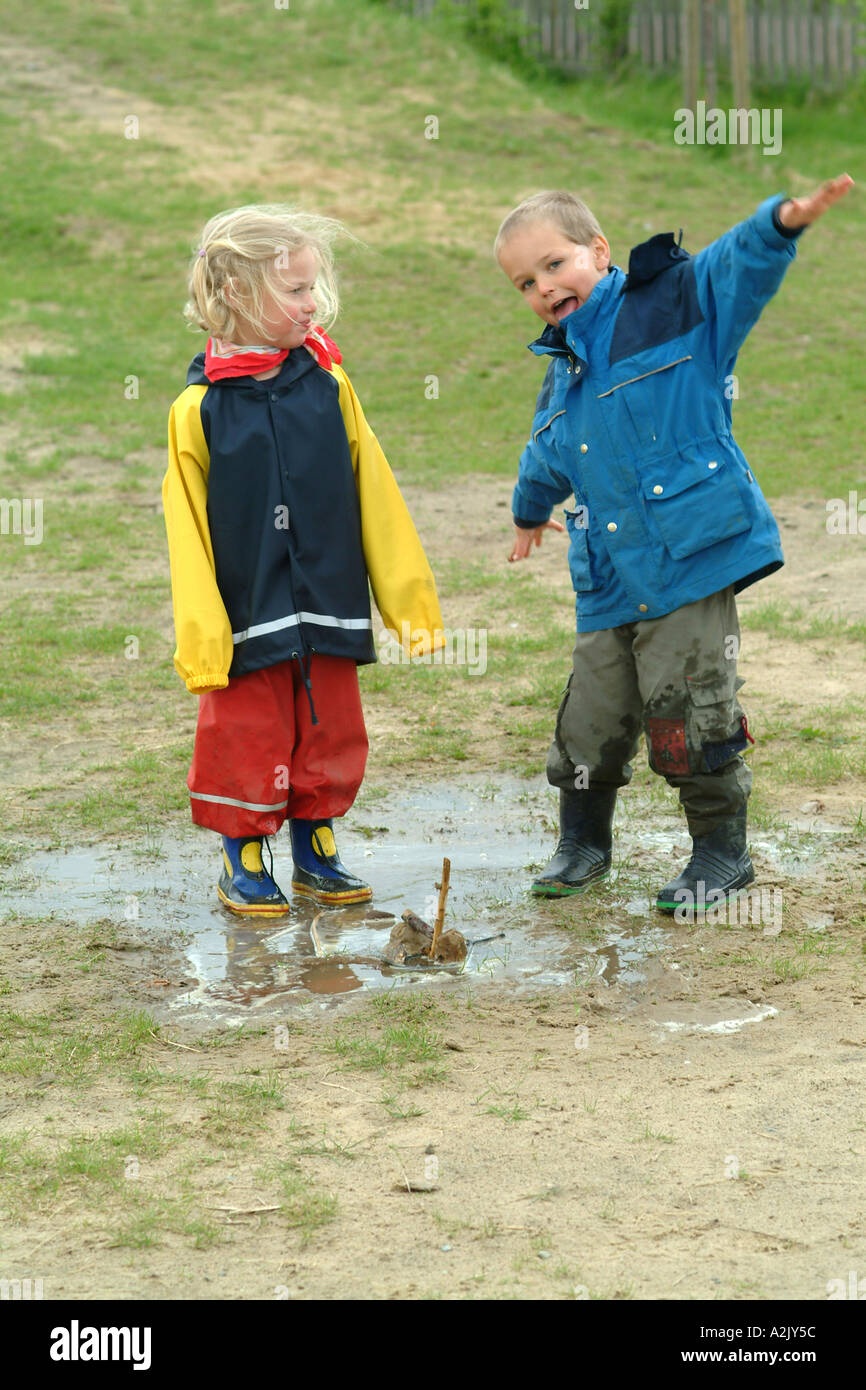 children play in sludge Stock Photo - Alamy