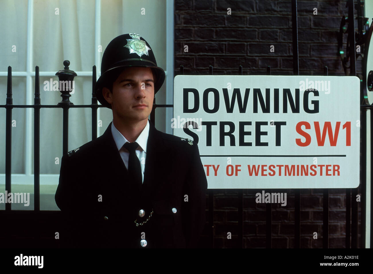 United Kingdom London Downing Street Policeman Stock Photo - Alamy