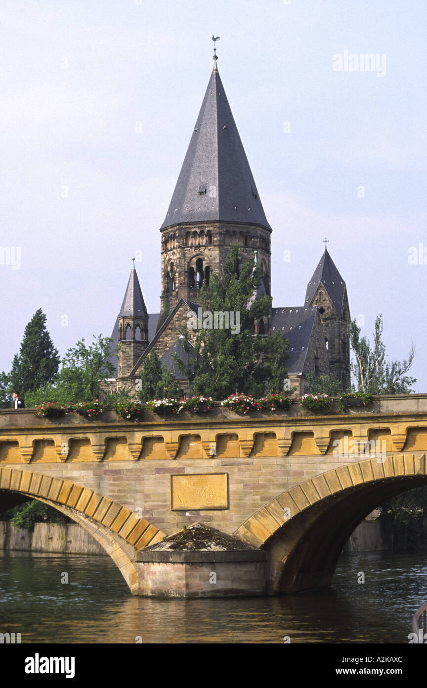 Moyen pont and temple hi-res stock photography and images - Alamy