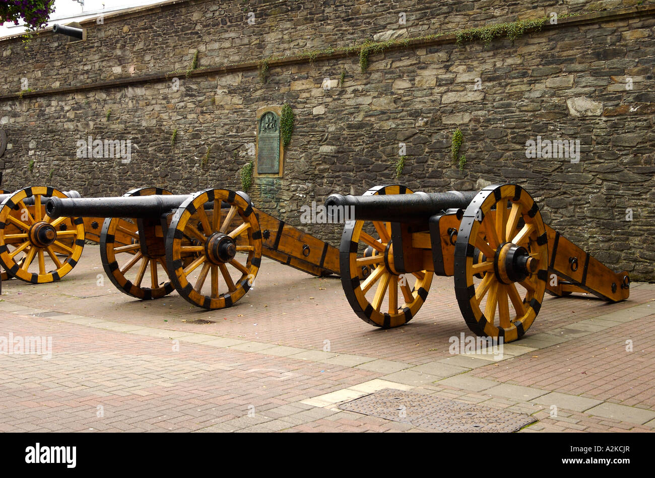 Cannons in Londonderry with the City walls Stock Photo - Alamy