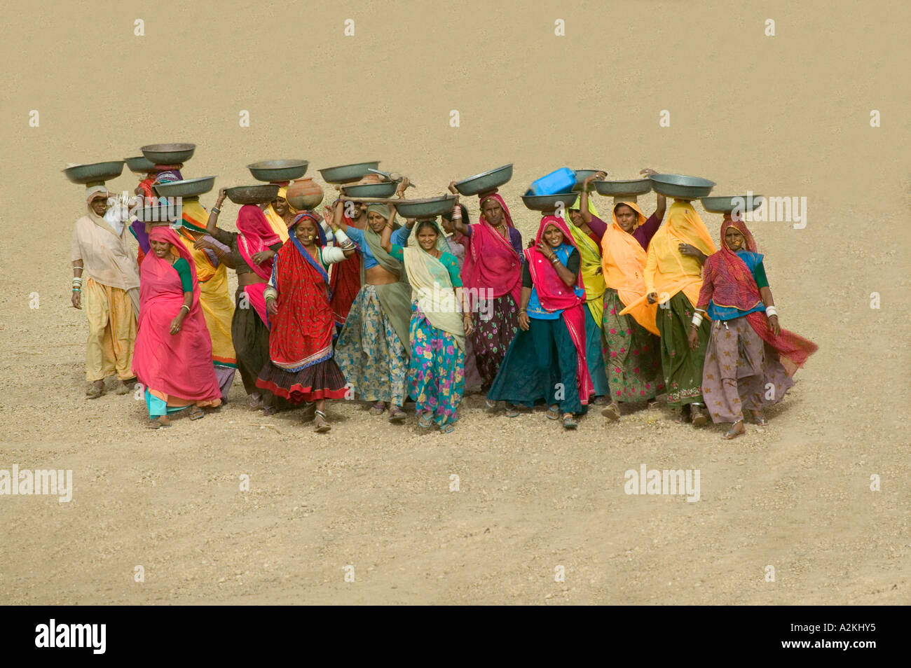 Women carrying plate in the desert Rajasthan India Stock Photo - Alamy