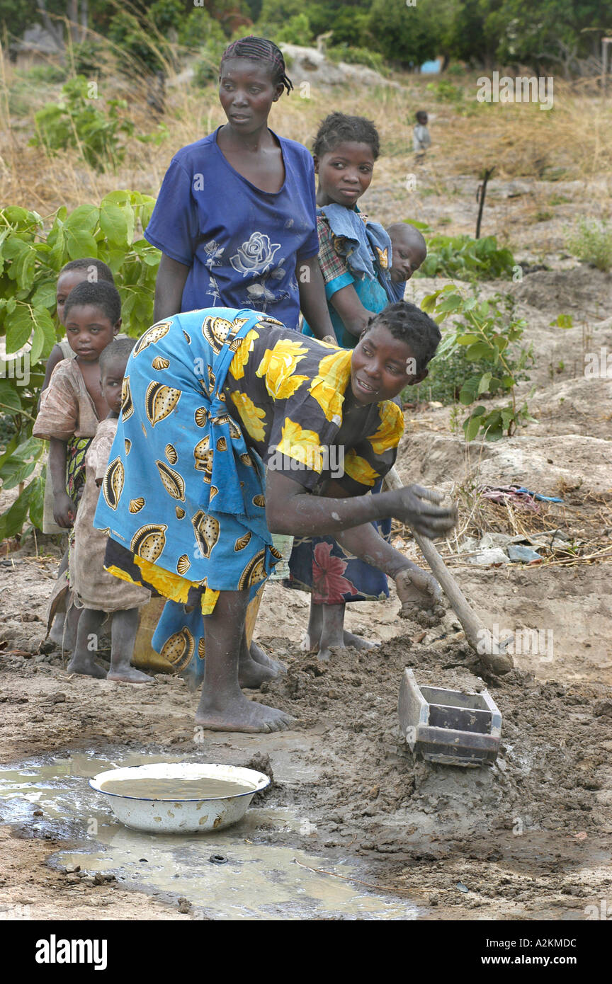 african women producing adobe bricks Stock Photo - Alamy