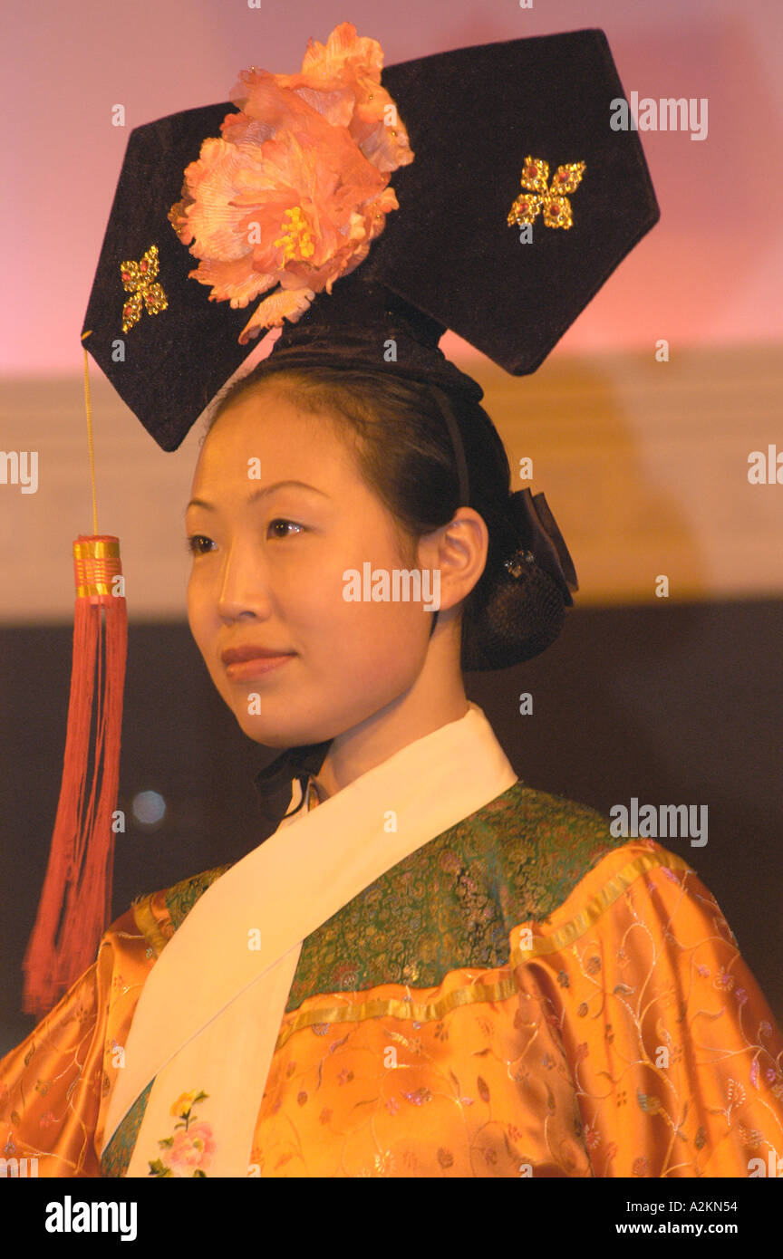 chinese girl in traditional costume Stock Photo - Alamy