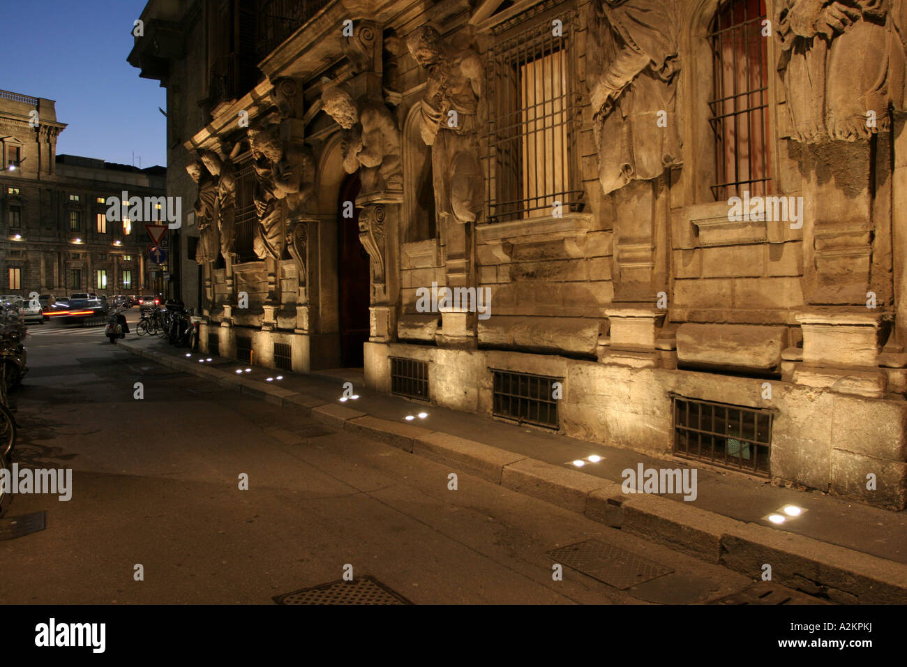 Casa degli omenoni milan hi-res stock photography and images - Alamy