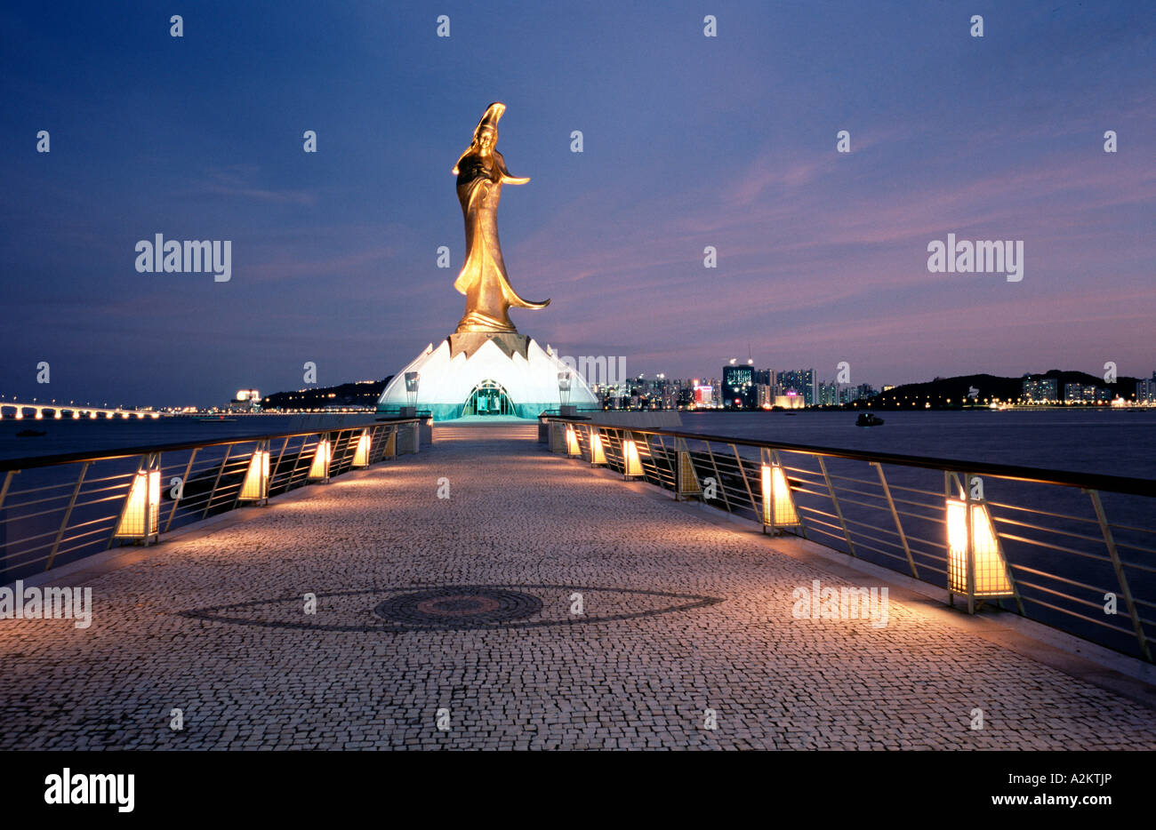 Kun lam statue hi-res stock photography and images - Alamy