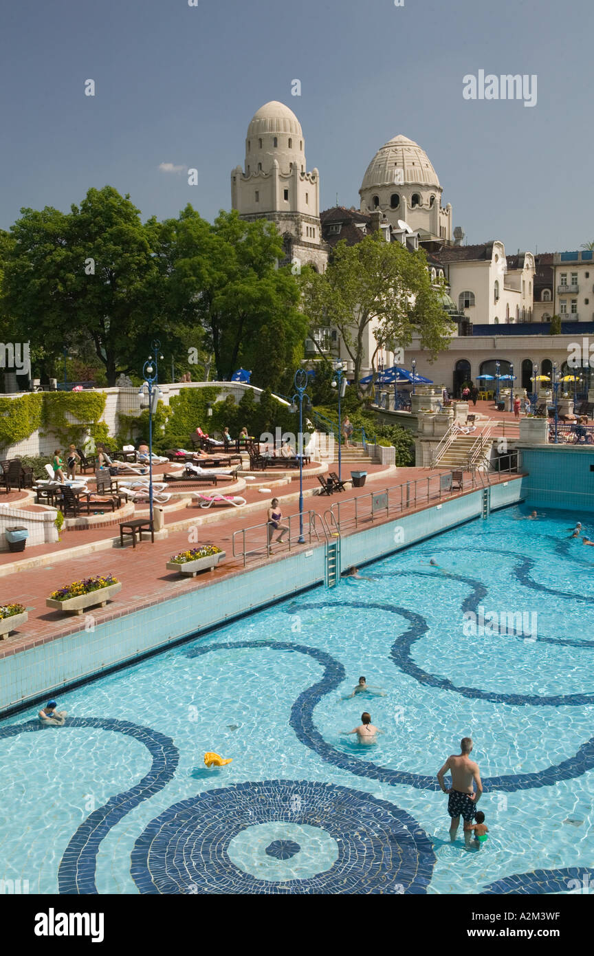 HUNGARY, Budapest: Gellert Baths, Exterior Pool Stock Photo - Alamy