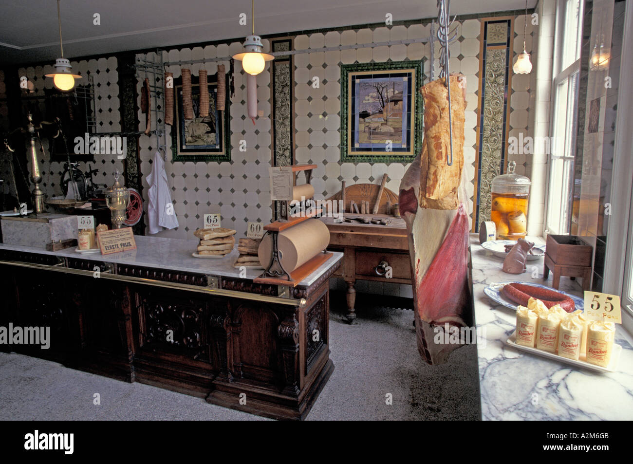 Old fashioned butcher shop hi-res stock photography and images - Alamy