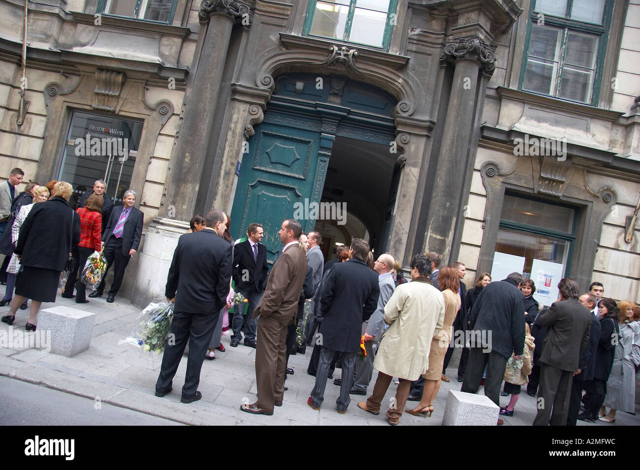 Crowd group waiting hi-res stock photography and images - Alamy