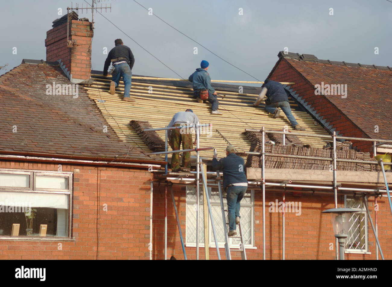 Roofing roof tiles men hi-res stock photography and images - Alamy