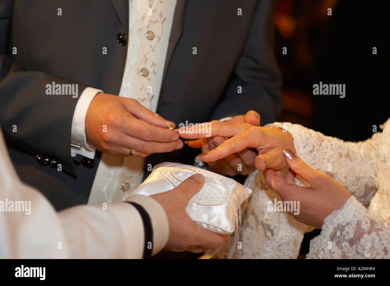 exchanging wedding rings Stock Photo - Alamy