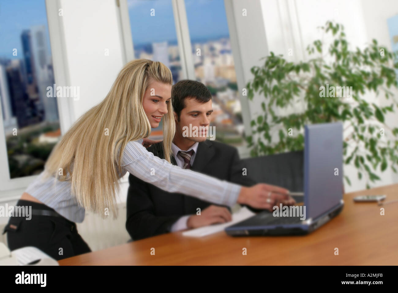 Two employees in office Zwei Angestellte im Buero Stock Photo - Alamy