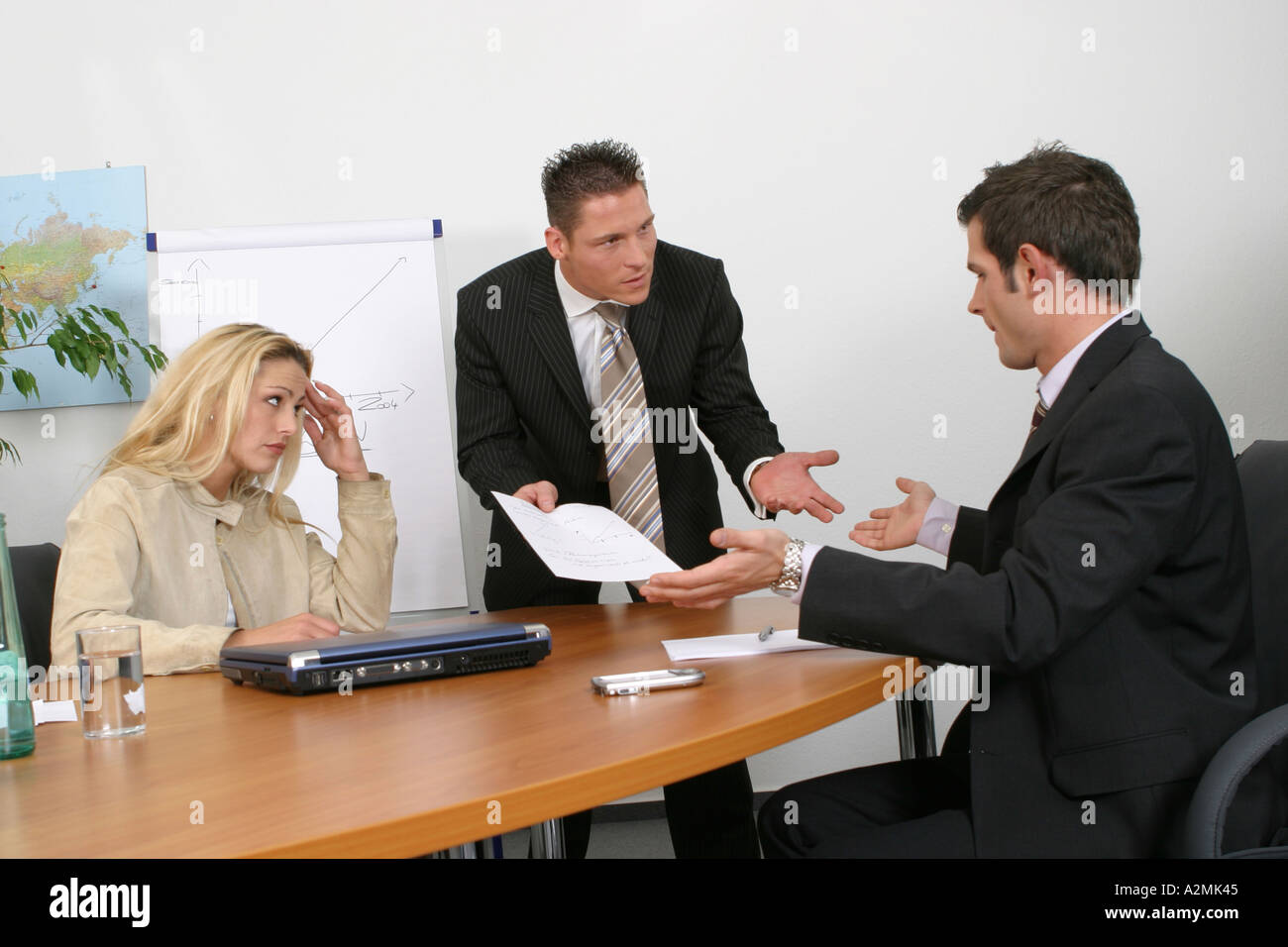Manager is telling his team off Manager schimpft mit seinem Team Stock ...