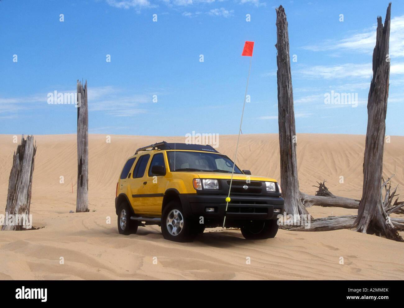 4x4 in sand dunes Stock Photo - Alamy