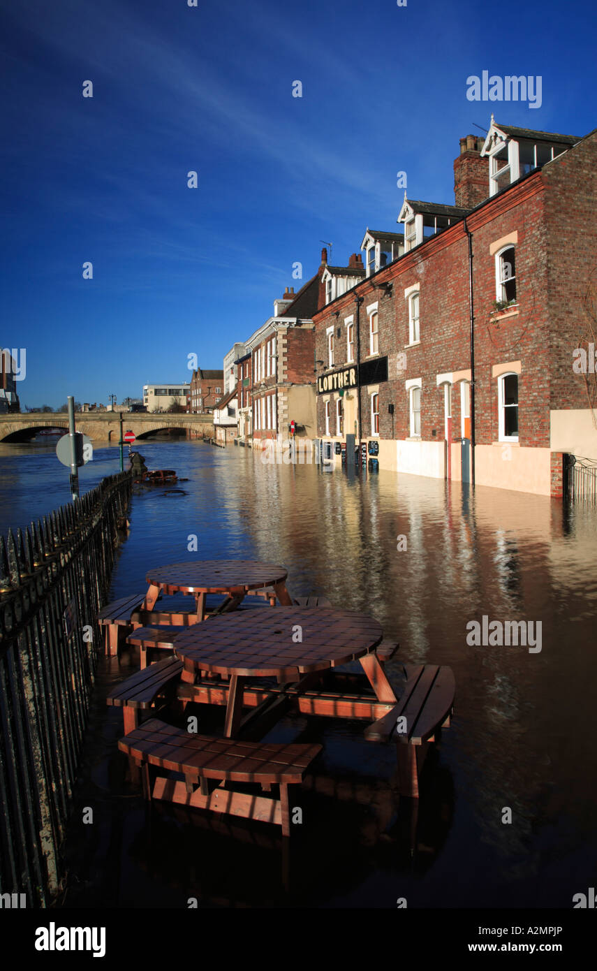 The River Ouse floods Kings Staith, Dec 2006, York, North Yorkshire ...