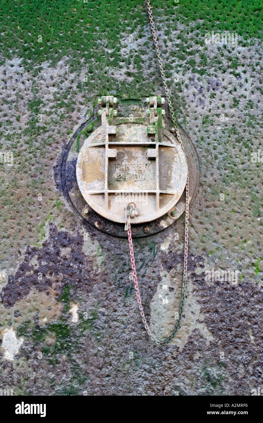 Thames water lid hi-res stock photography and images - Alamy