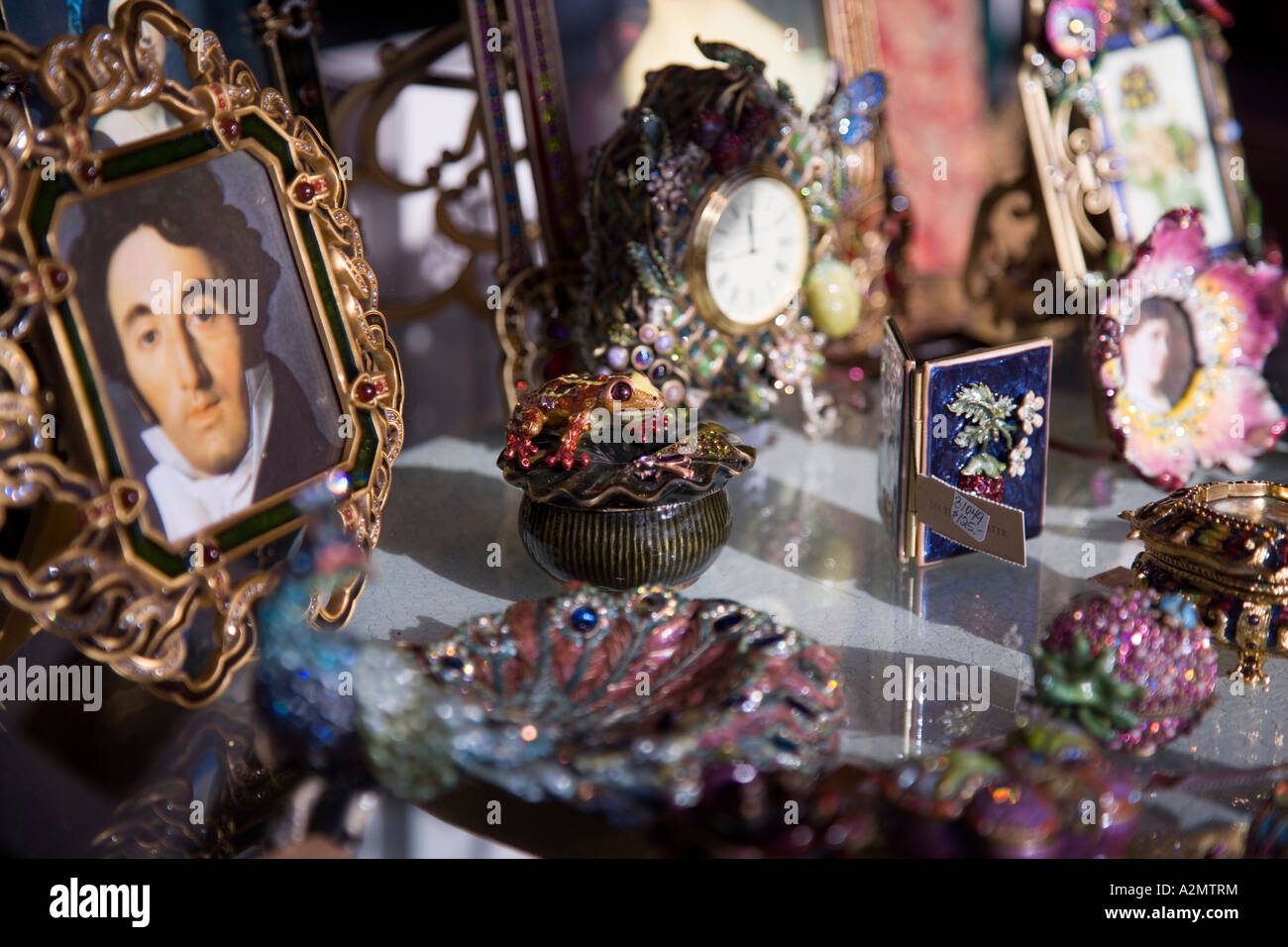 Items in store window hi-res stock photography and images - Alamy