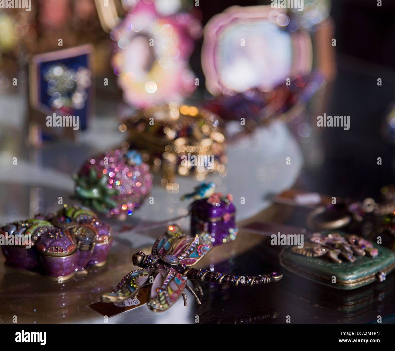 Storefront store window hi-res stock photography and images - Alamy