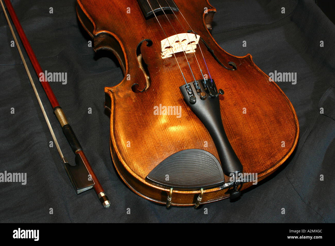 Classical fiddle hi-res stock photography and images - Alamy