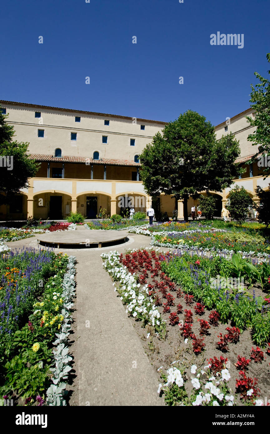 Vincent van gogh arles foundation hi-res stock photography and images ...
