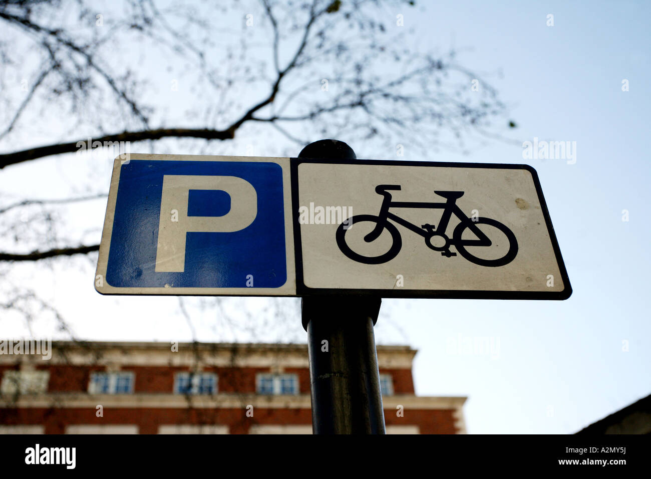 Bicycle parking in central london hi-res stock photography and images ...
