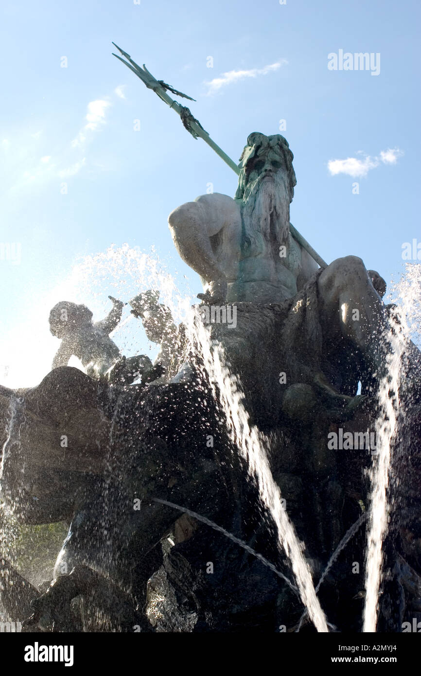 Dynamic fountain lights hi-res stock photography and images - Alamy