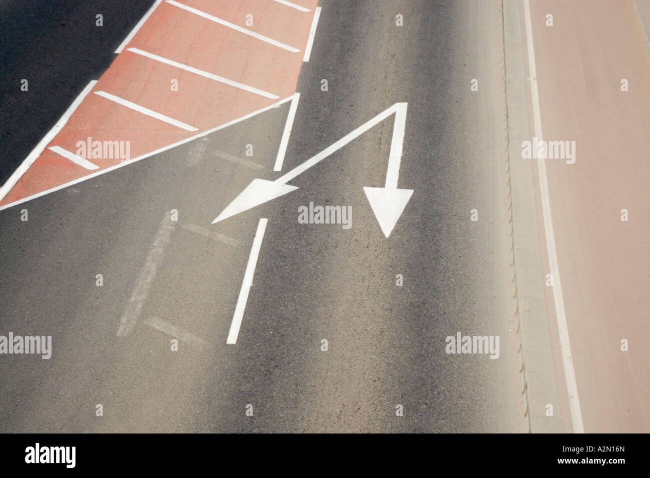 Two arrows hi-res stock photography and images - Alamy