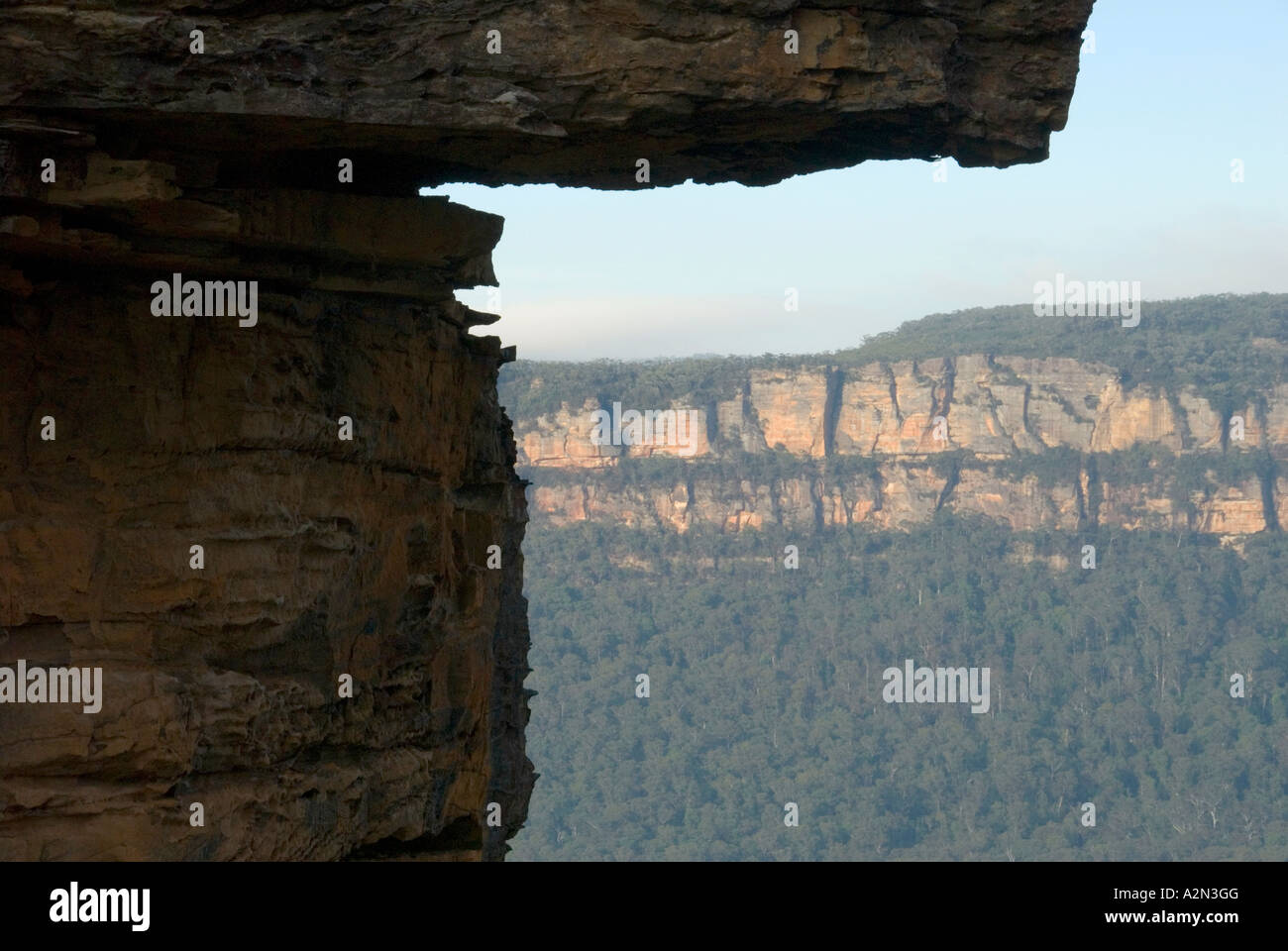 Overhanging bluff, Blue Mountains, Australia Stock Photo - Alamy