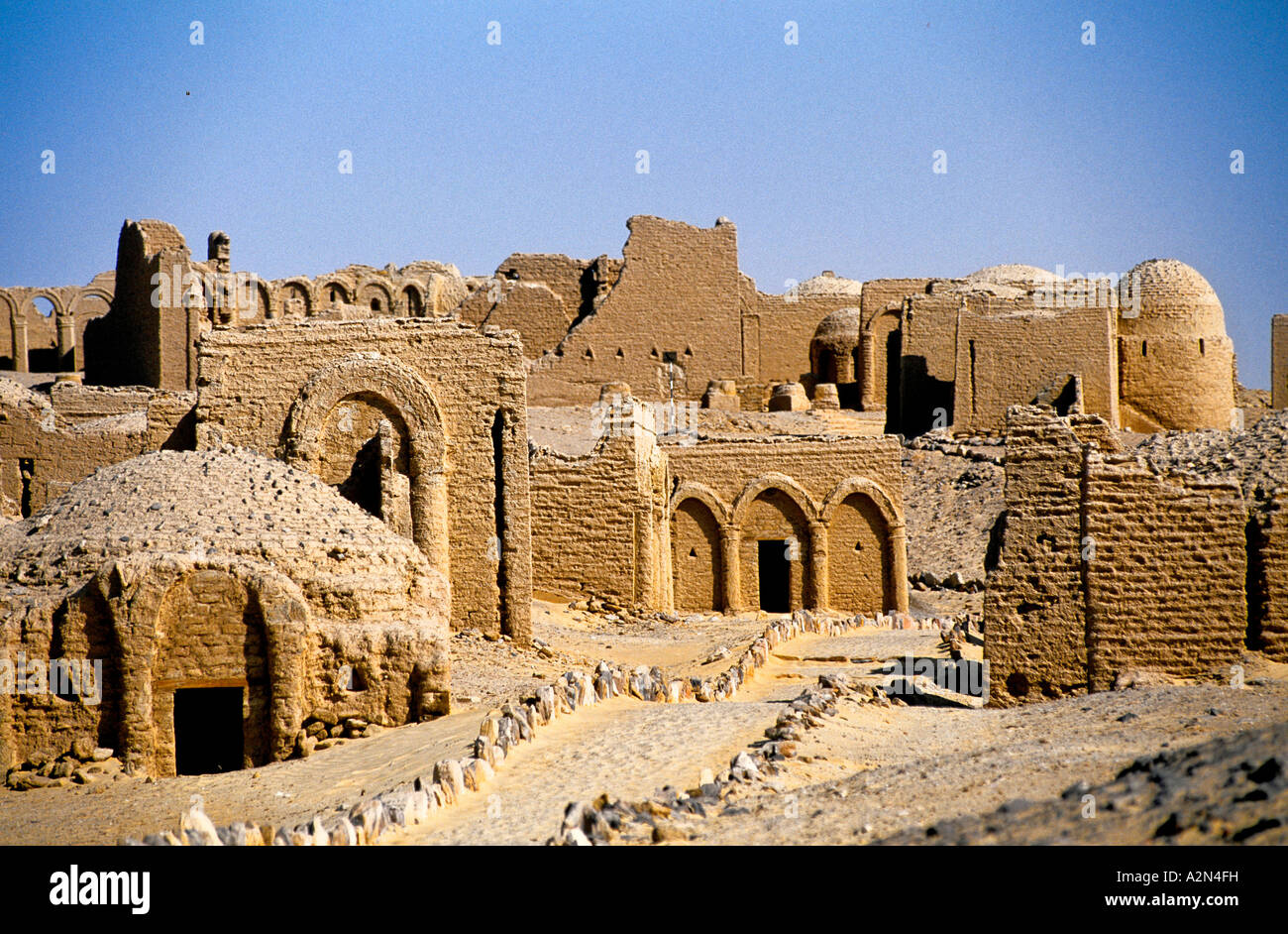 Mud houses in desert, Kharga Oasis, Libyan Desert, Egypt Stock Photo ...