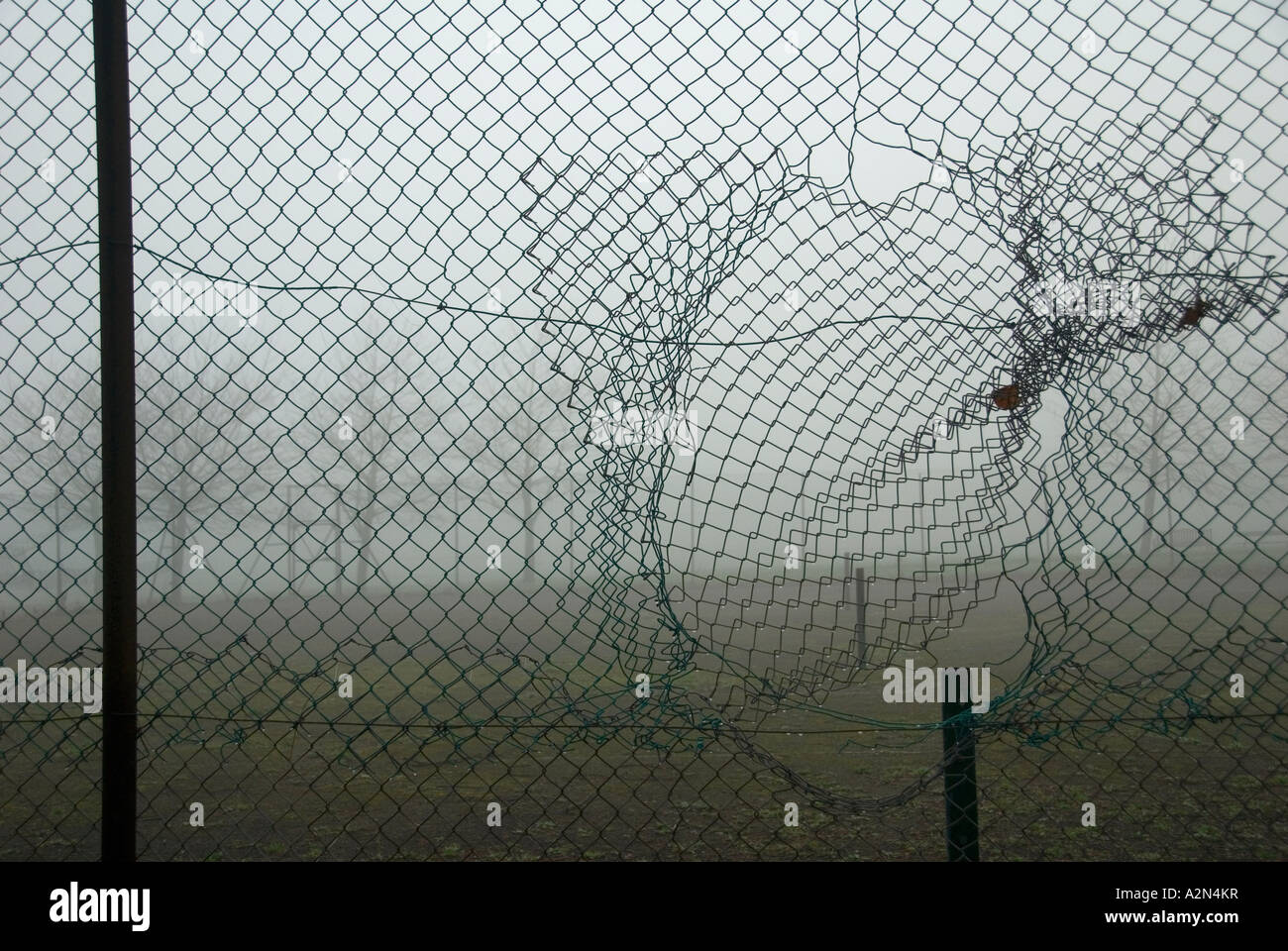 Hole in chain link fence hi-res stock photography and images - Alamy