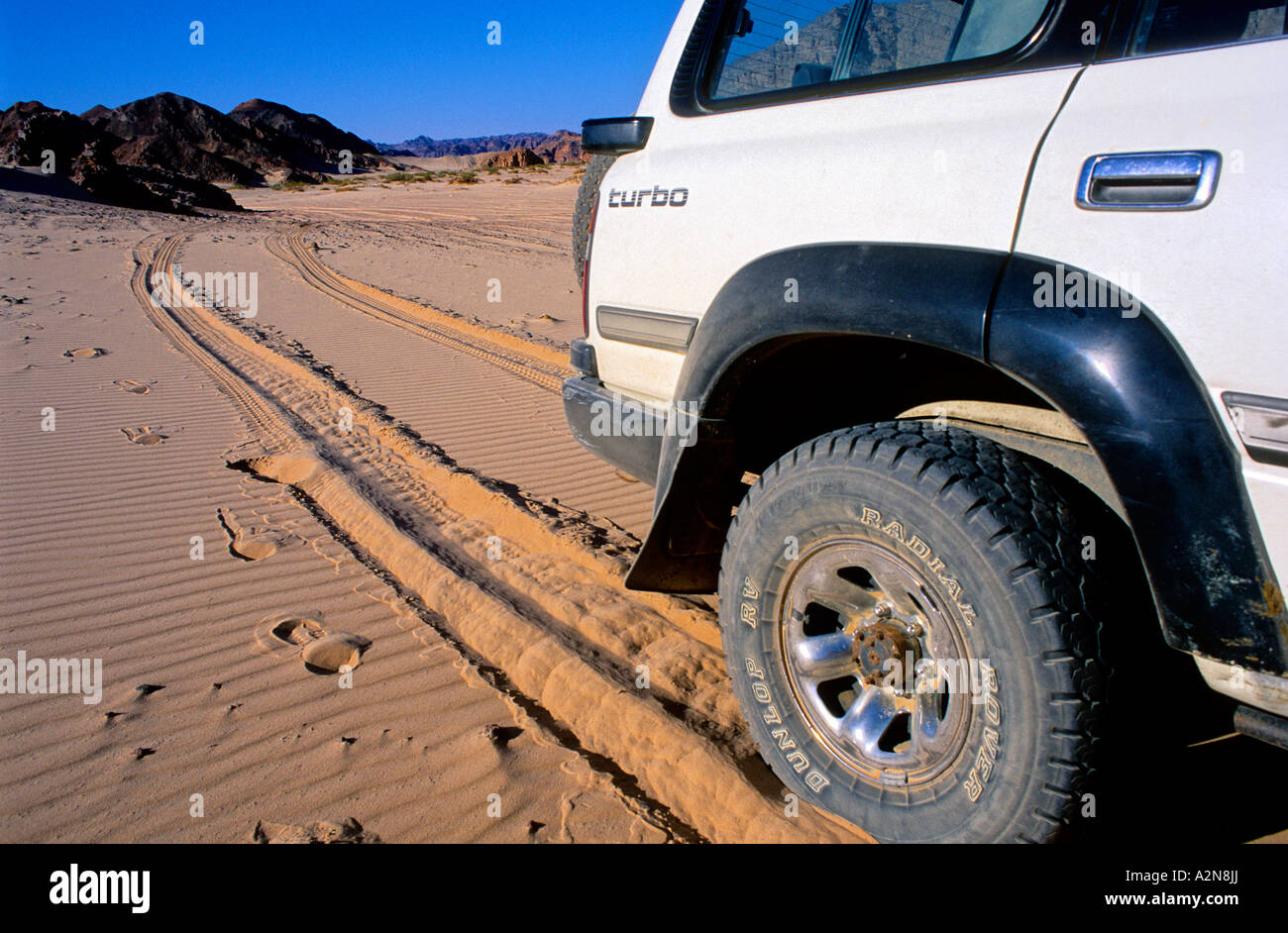 Jeep parked in desert, Sinai Desert, Egypt Stock Photo - Alamy