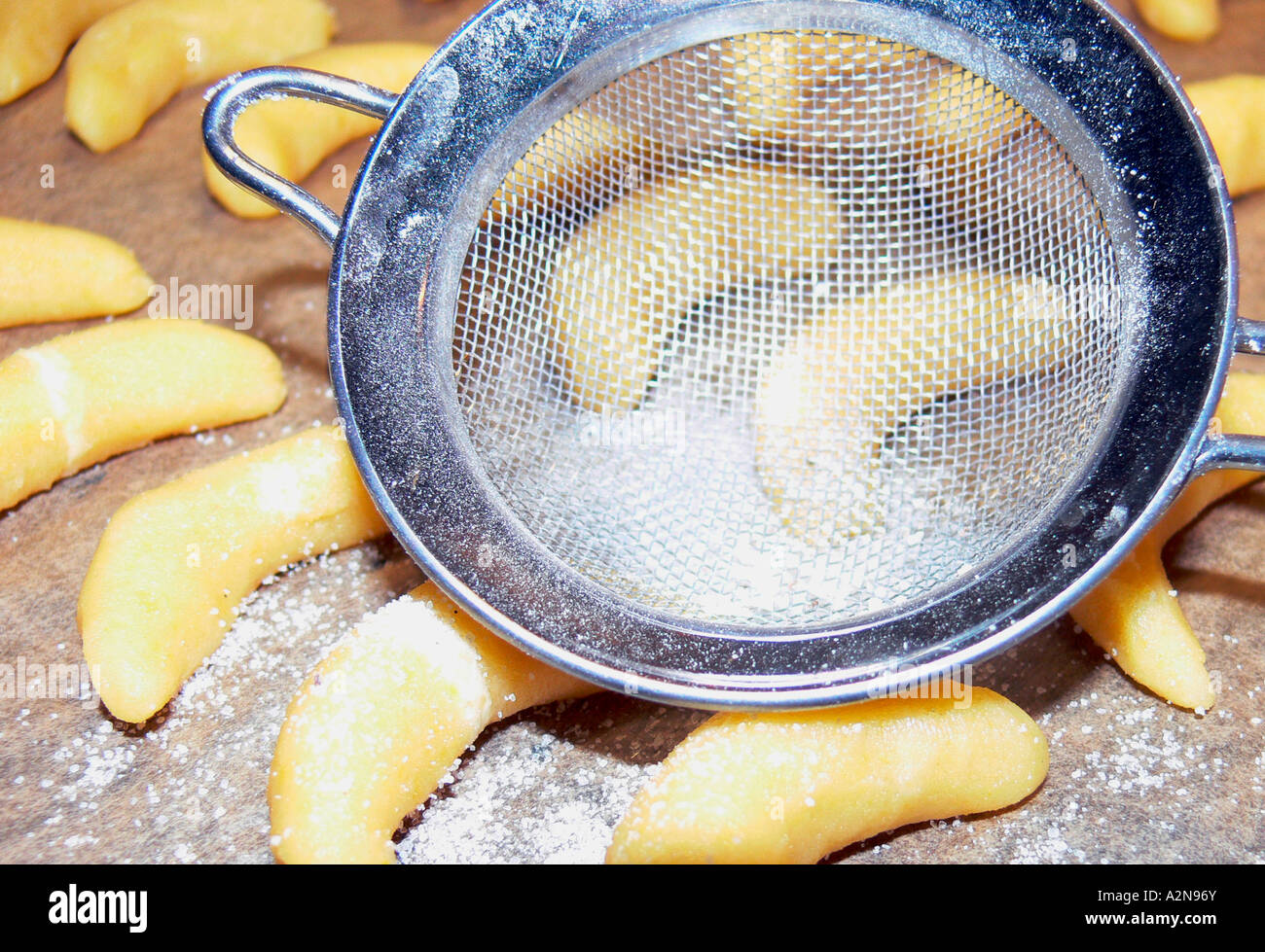 Close-up of sieve and biscuits with icing sugar Stock Photo - Alamy