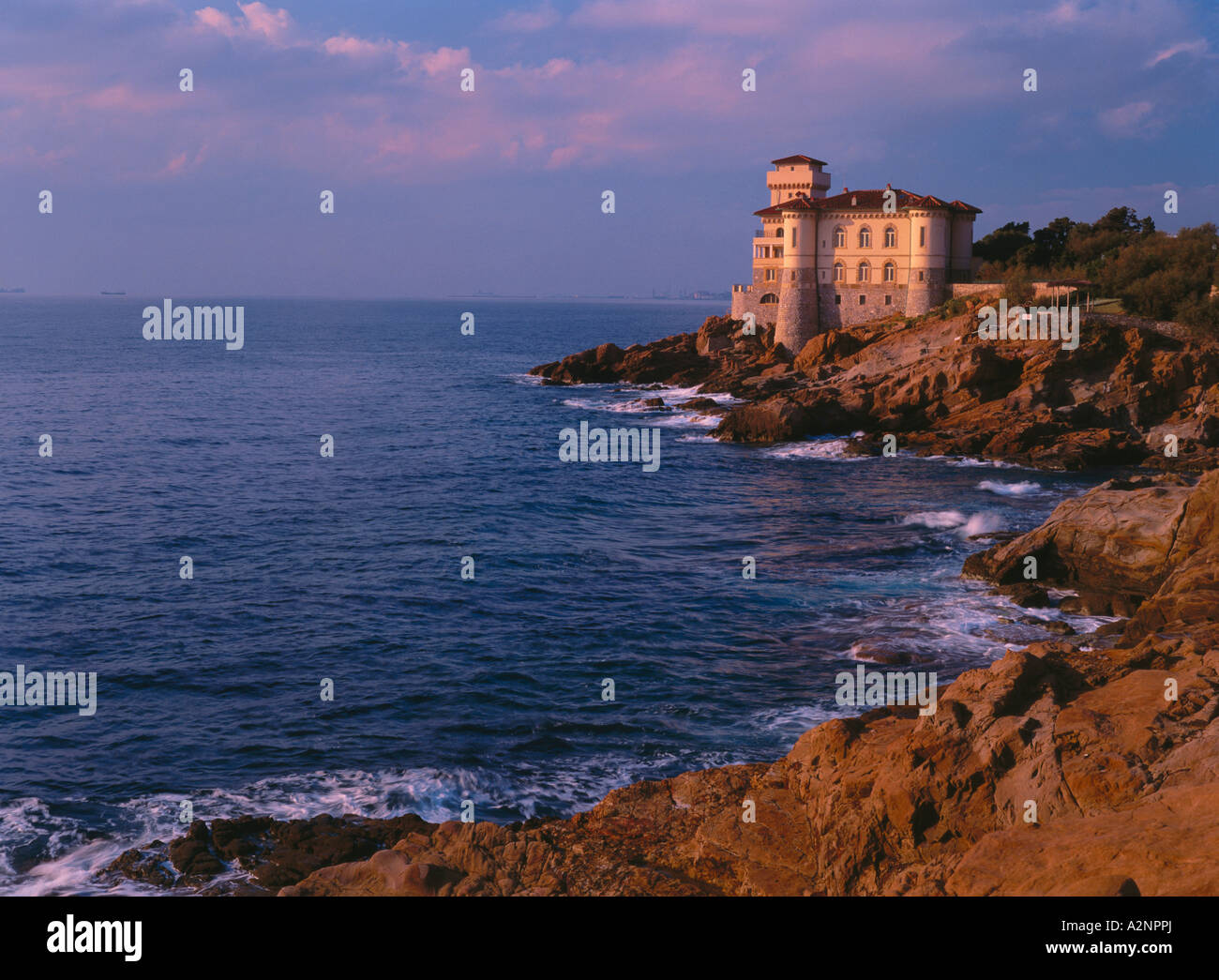 Old italian castle hi-res stock photography and images - Alamy