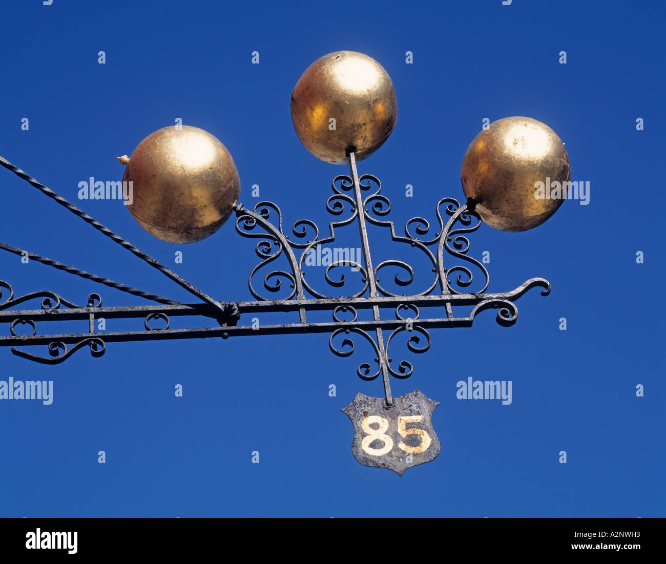 Pawnbroker balls three sign hi-res stock photography and images - Alamy