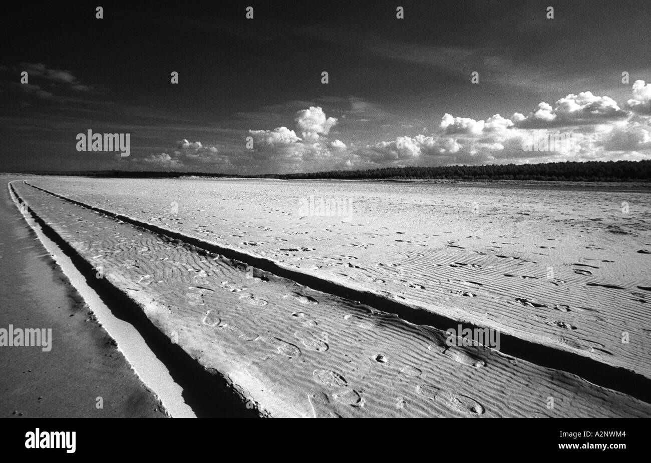 Disappearing footprints hi-res stock photography and images - Alamy