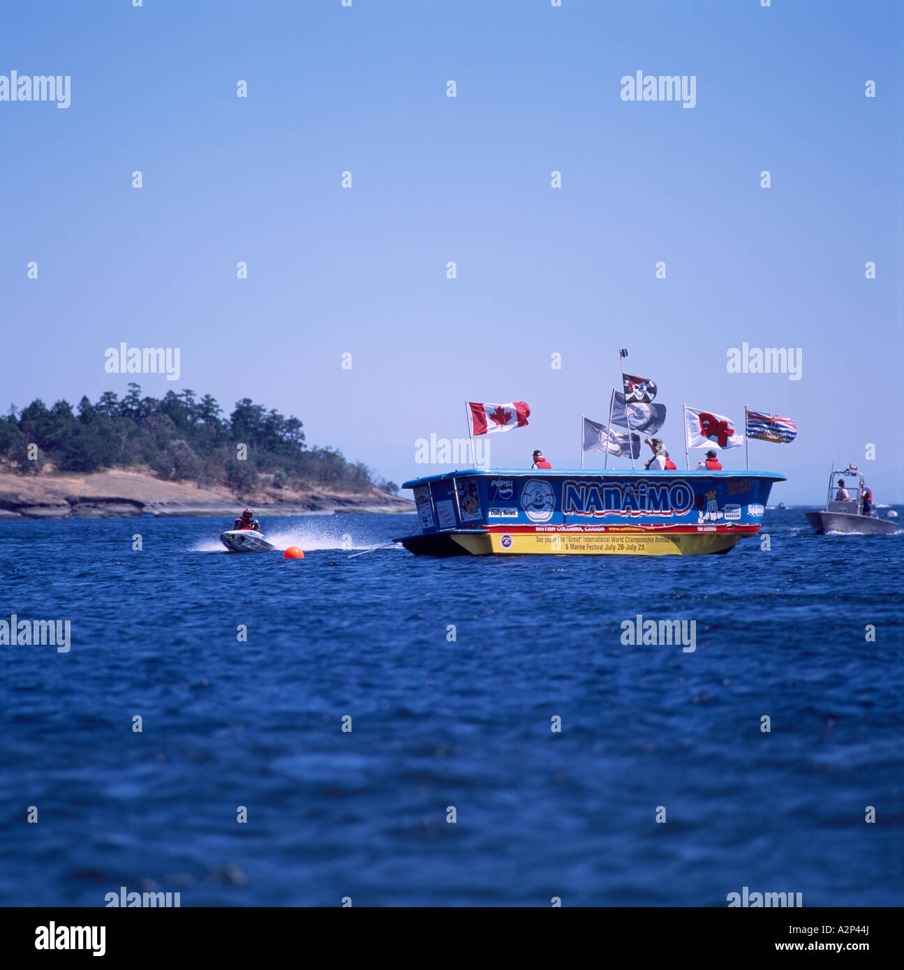 Bathtub Racer racing past Giant Bathtub at International World ...