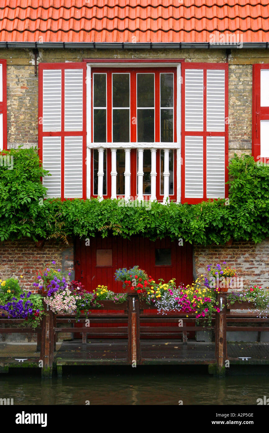 Historic dutch canalside architecture hi-res stock photography and ...